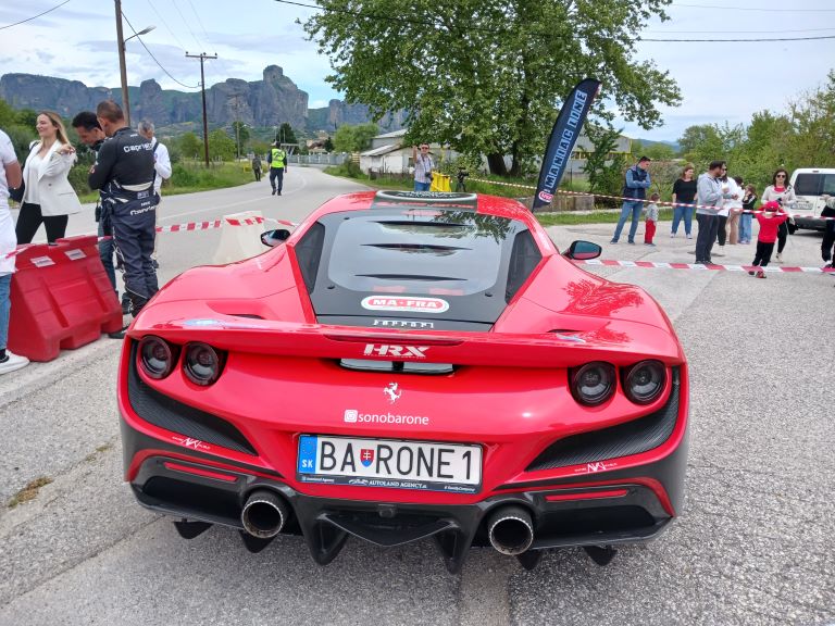 Ρεκόρ Γκίνες με Ferrari στα Μετέωρα - Larissa Klik